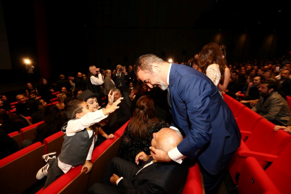 Yılmaz Erdoğan'ın "Ekşi Elmalar"ı gala yaptı. İzleyici hem kahkahaya ...